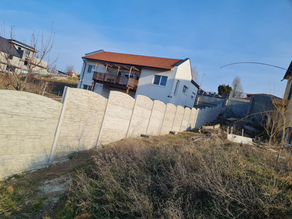 Telkin 150 méter hosszú beton kerítés építés a domboldalon